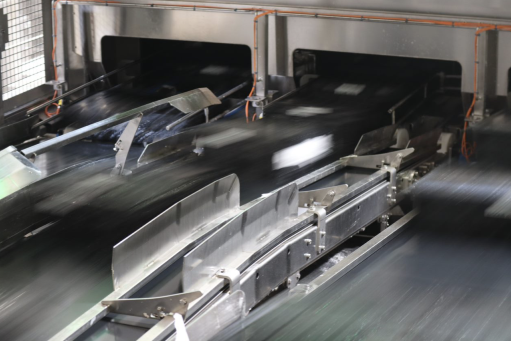 Eternity Systems : le laveur de contenants industriels passe aux ...